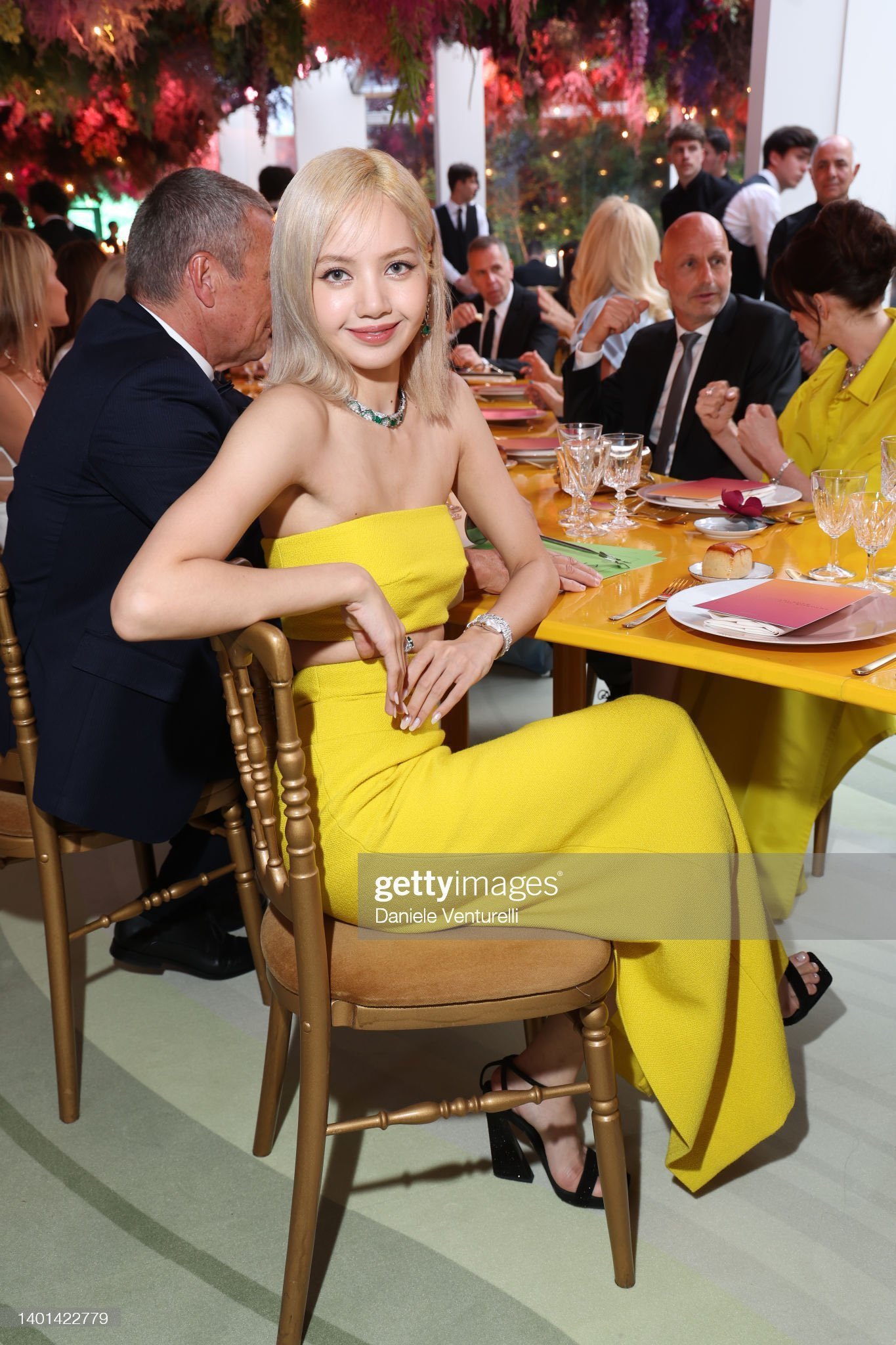 外媒镜头下的LISA怼脸照！皮肤状态好好，露额头造型好piu亮！|LISA|Lisa_新浪新闻