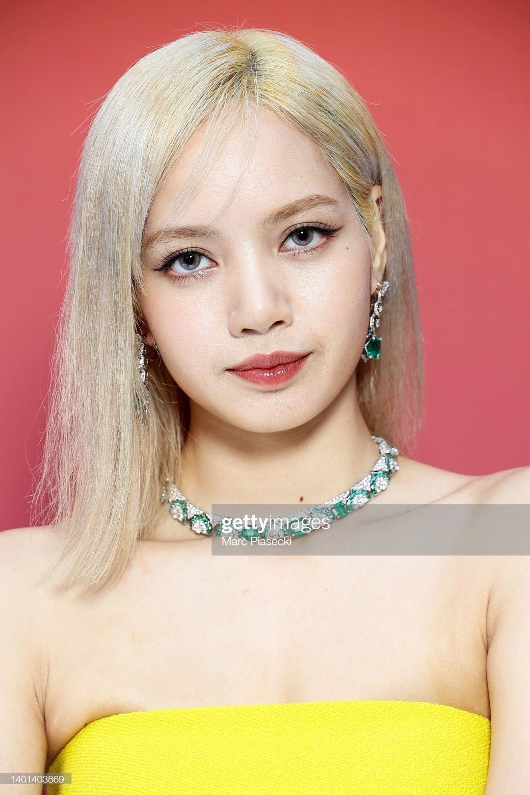 外媒镜头下的LISA怼脸照！皮肤状态好好，露额头造型好piu亮！|LISA|Lisa_新浪新闻