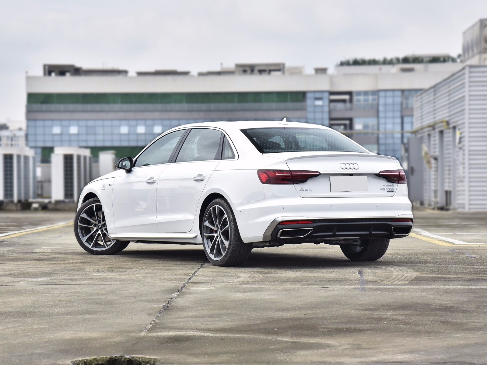 奥迪A4L将搭载1.5T发动机，并降低价格，网友：奔驰C级有对手了__财经头条