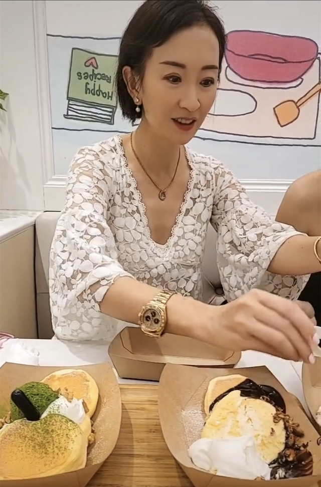 51岁港姐梁佩瑚近照曝光，打扮优雅且性感，手表价值30万元|郭云飞|梁佩瑚|港姐_新浪新闻