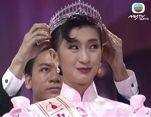 51岁港姐梁佩瑚近照曝光，打扮优雅且性感，手表价值30万元|郭云飞|梁佩瑚|港姐_新浪新闻