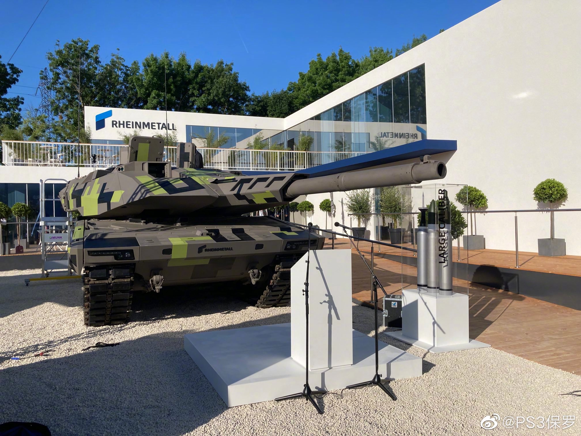 KF51内部各种大屏，还可以发射侦查无人机和自杀式无人机