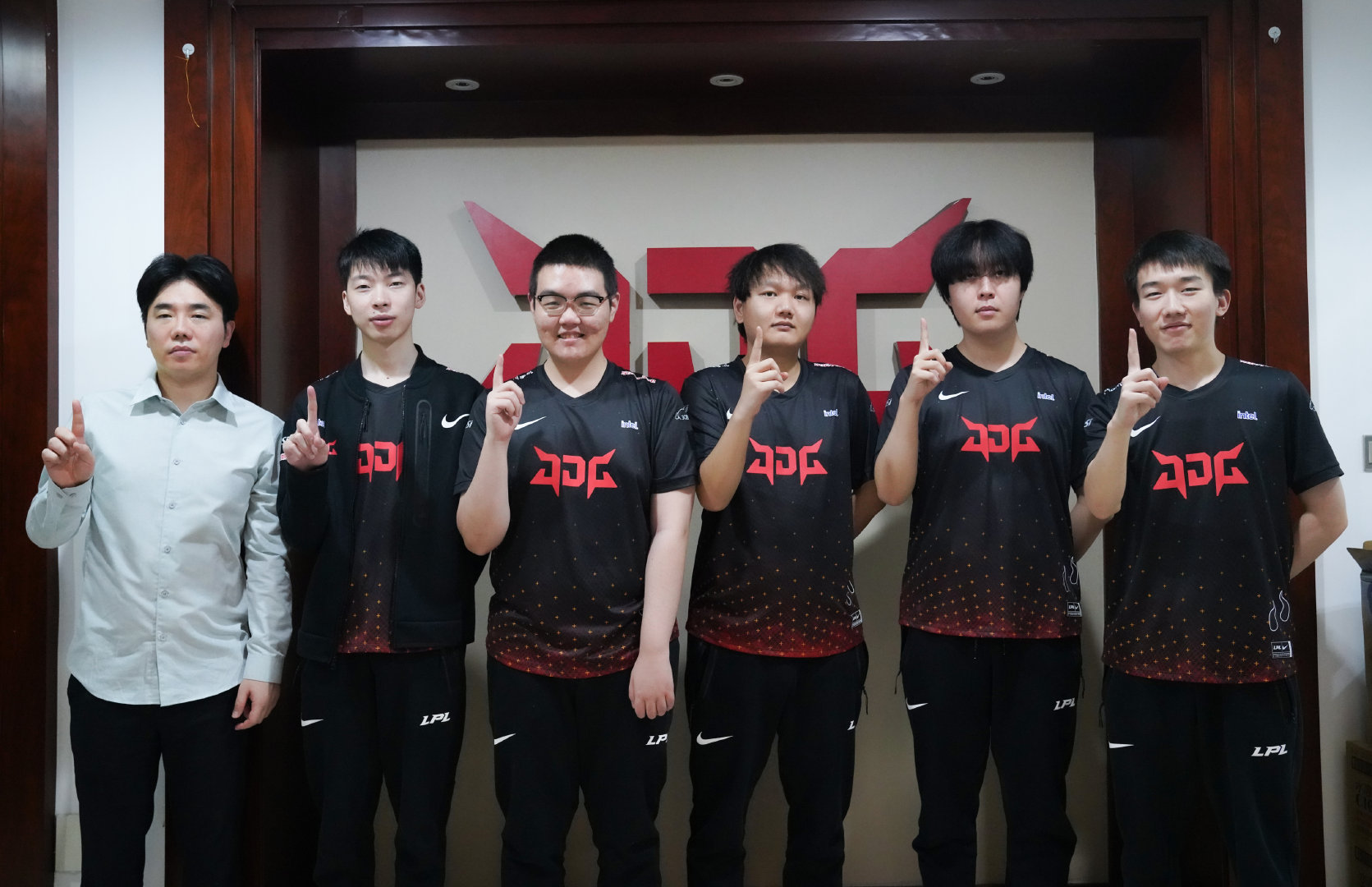 JDG赛后合照查收~|jdg|夏季赛_新浪新闻