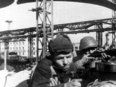 二战时期，为啥巷战的时候不直接炸房子？非要一栋一栋的去排除？|巷战|废墟|房子_新浪新闻