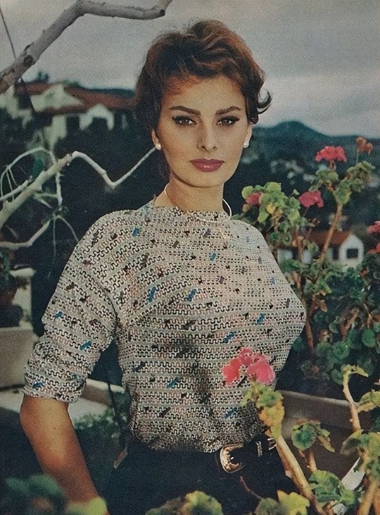 索菲亚·罗兰：性感不输梦露,演技碾压赫本,爱上有妇之夫被驱逐|索菲亚|卡洛|梦露_新浪新闻