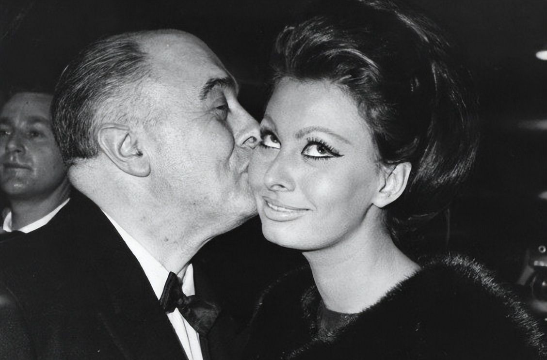 索菲亚·罗兰：性感不输梦露,演技碾压赫本,爱上有妇之夫被驱逐|索菲亚|卡洛|梦露_新浪新闻