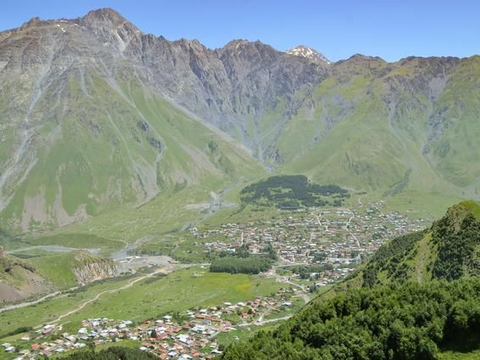 雪山环绕的中世纪教堂，美得让人窒息，景色一流|格鲁吉亚|卡兹|教堂_新浪新闻