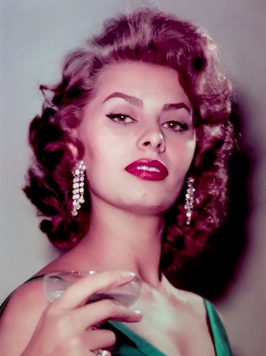 索菲亚·罗兰：性感不输梦露,演技碾压赫本,爱上有妇之夫被驱逐|索菲亚|卡洛|梦露_新浪新闻