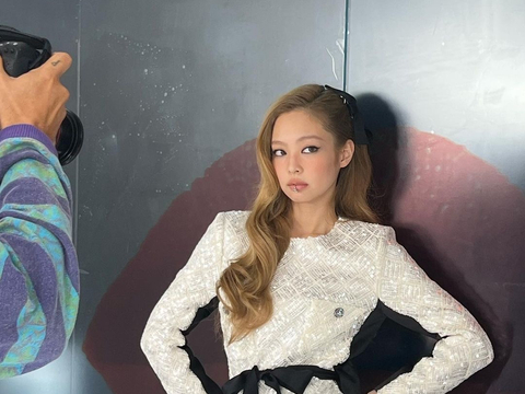 BLACKPINK Jennie晒近况，轻松消化雀斑烟熏妆，大胆时尚造型|烟熏妆|雀斑|时尚_新浪新闻