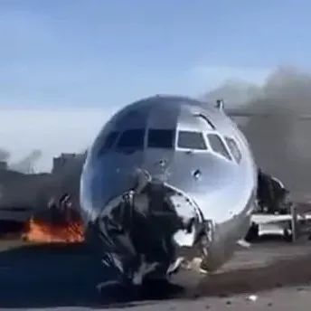 飞机降落时突发故障，撞到天线塔爆炸起火，137人全员奇迹生还！|飞机|起落架|迫降_新浪新闻