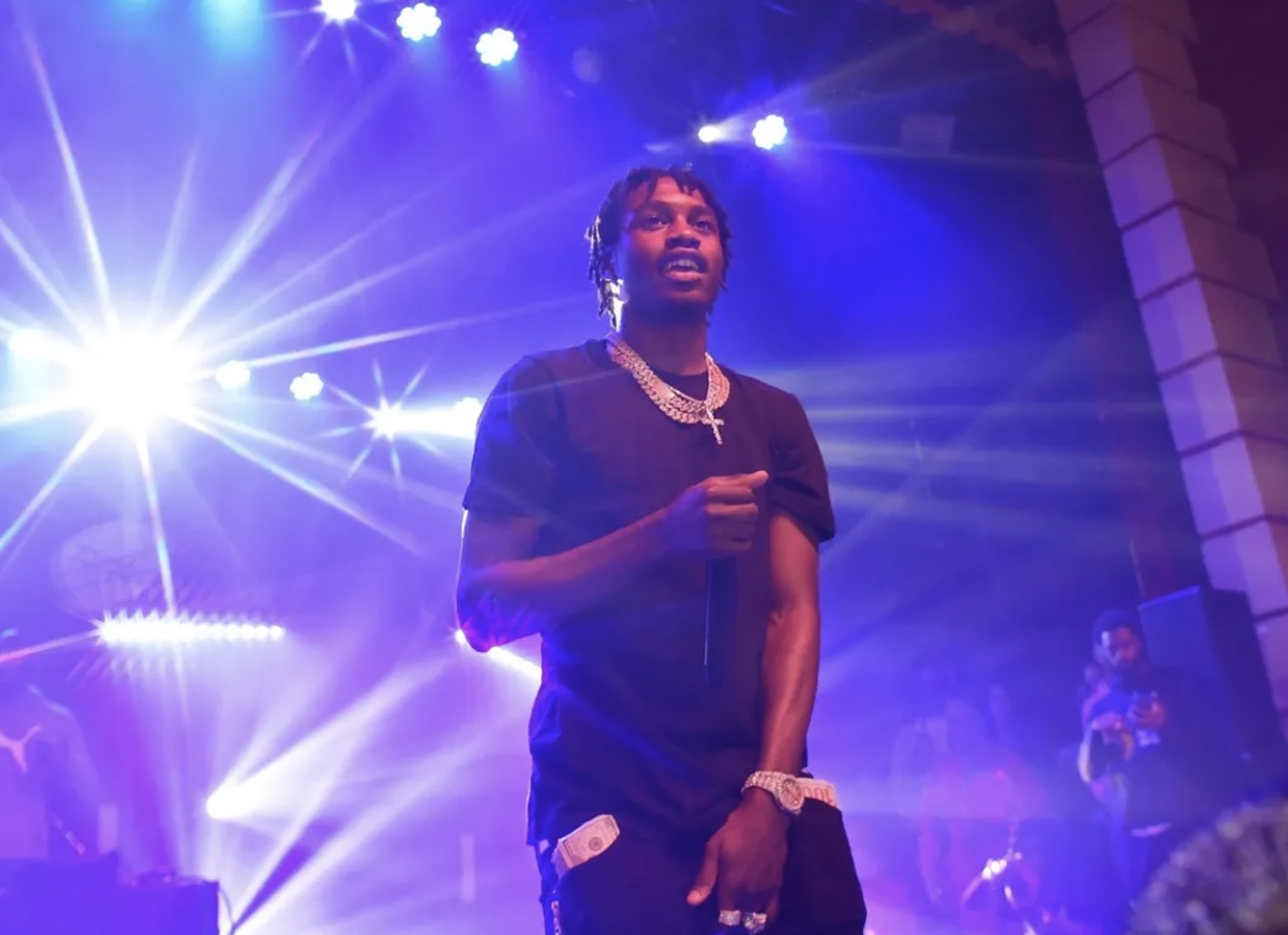 21岁说唱歌手Lil Tjay被枪击，未脱离生命危险，疑犯仍逍遥法外__财经头条