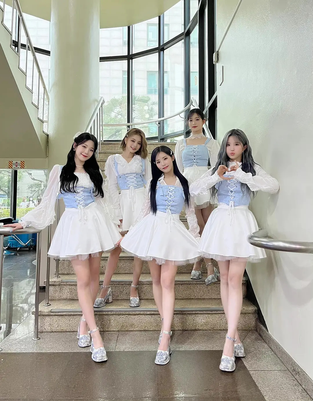 今天的kpop真的好热闹啊！好多舞台！好多美女！真的好开心！|kpop_新浪新闻