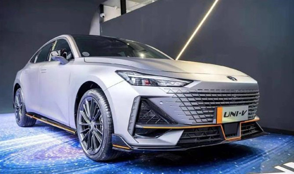 长安轿车组合拳：完全体UNIV叫板合资，深蓝SL03冲高端