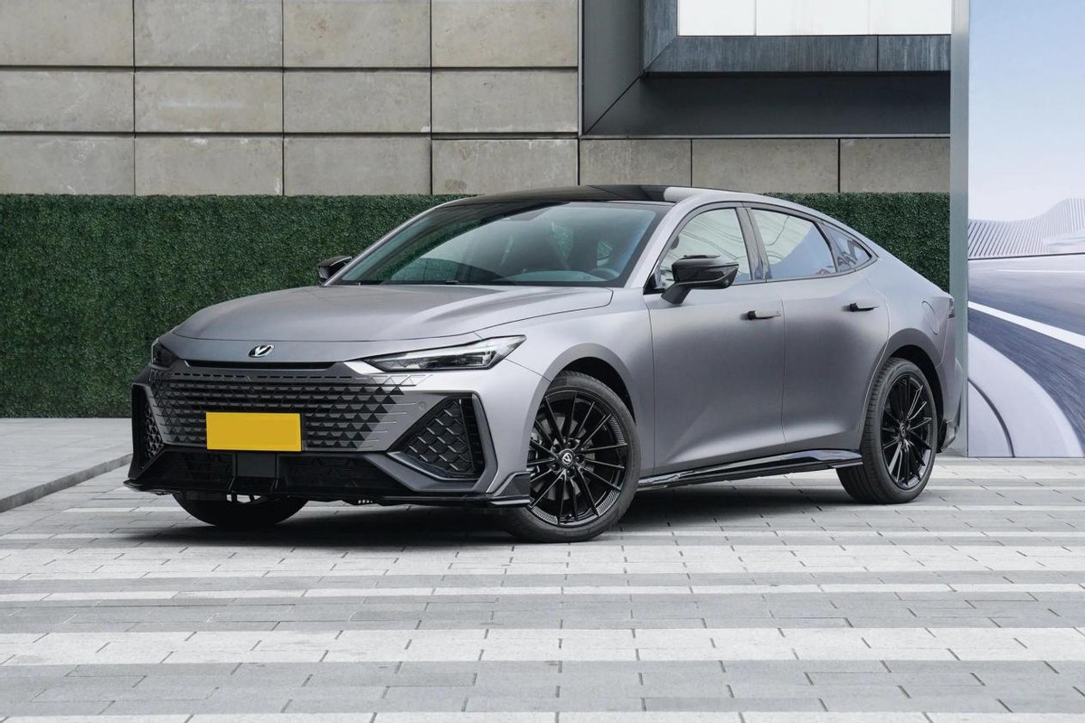 年轻人第一台掀背家轿？长安UNI-V 2.0T来啦，233马力+爱信8AT-新浪汽车