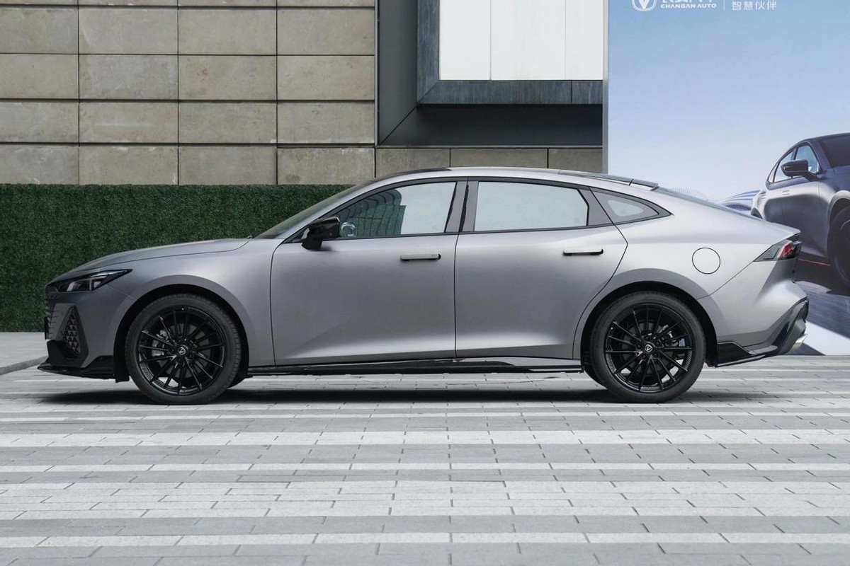 年轻人第一台掀背家轿？长安UNI-V 2.0T来啦，233马力+爱信8AT-新浪汽车