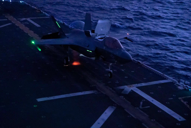 美闪电航母东海起飞F35B，055大驱出动，鹰击和海红旗不是吃素的|航母|导弹驱逐舰|F-35B_新浪新闻