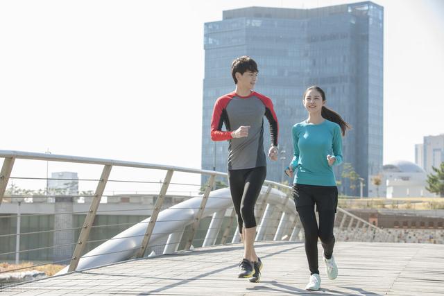 坚持跑步有什么好处？跑步可以瘦腿吗？如何正确跑步？|跑步|瘦腿_新浪新闻