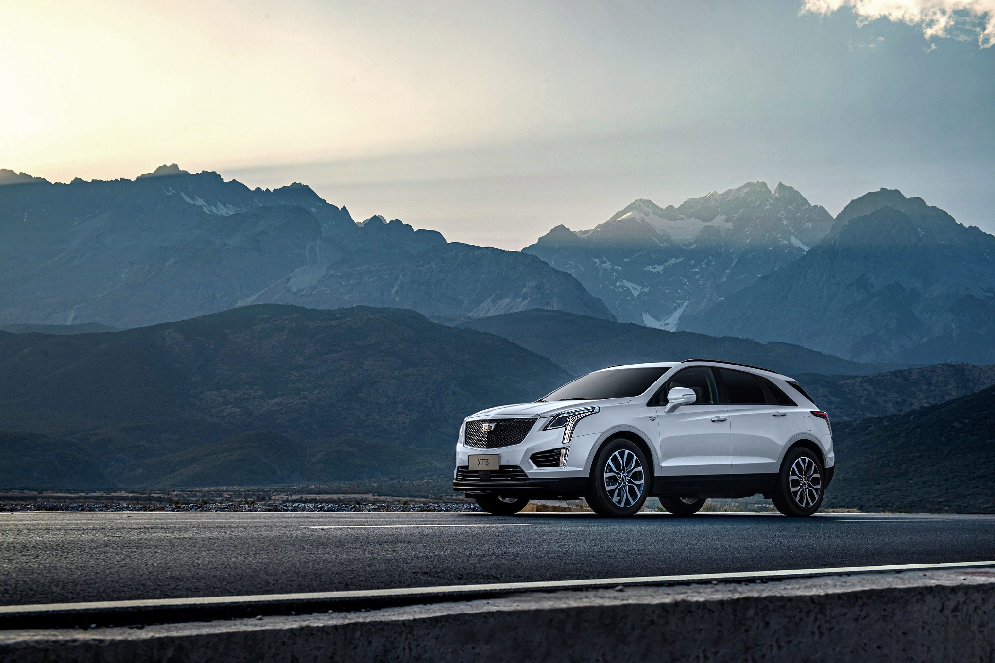 凯迪拉克XT5新增四驱豪华型蜂鸟版 售价38.27万元__财经头条