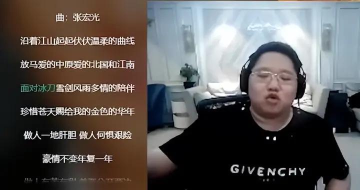 PDD直播唱歌，却被起诉索赔10万？网友吐槽：因为唱太难听？|直播|PDD|演唱会_新浪新闻