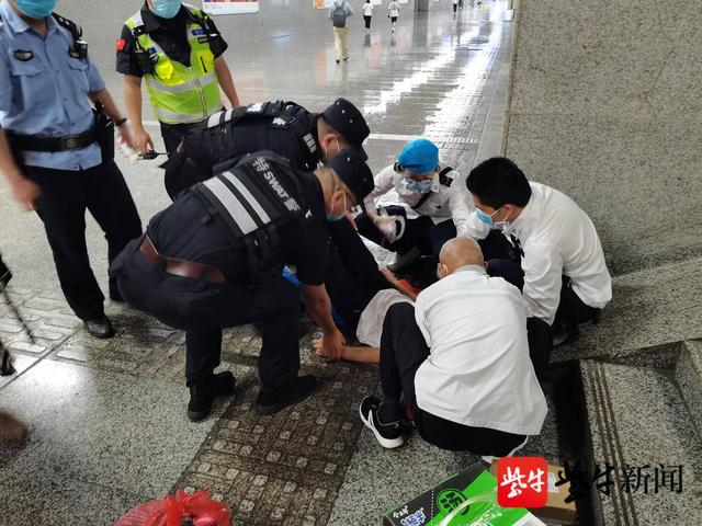 楼梯湿滑男孩不慎滑倒摔伤，南京联巡警队迅速救助民警南京市摔伤新浪新闻 7534