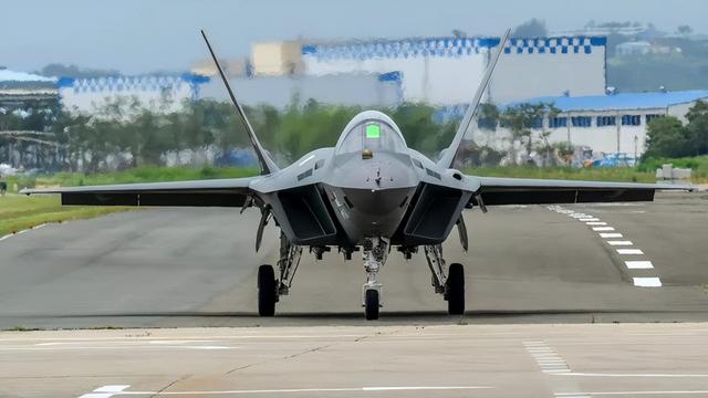 韩国KF21隐身战机即将首飞！外形酷似歼35，技术却差一大截|战斗机|KF-21|韩国_新浪新闻