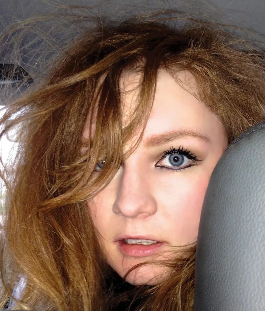 穷女孩玩转纽约名利场，荒诞表演引华尔街大佬纷纷入局|安娜|纽约|华尔街_新浪新闻