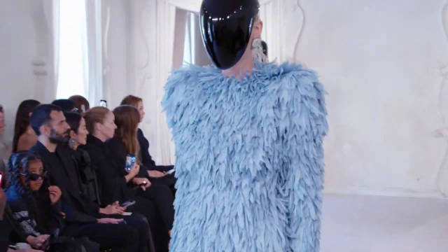 Balenciaga x Mercedes-AMG F1 面罩，售价5600美元……|花边趣闻|汽车视频|萝卜报告_新浪新闻