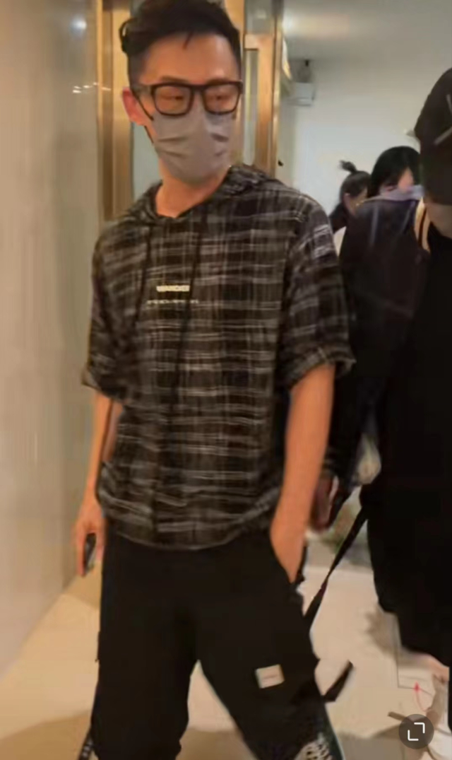 42岁林峯携娇妻罕露面，抱女儿健步如飞，与好友吴卓羲再度合体