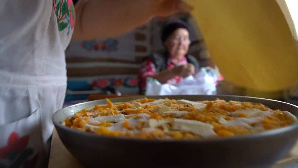 在鞑靼斯坦乡村做南瓜馅饼（pumpkin belesh）。 The Ulengovs|馅饼_新浪新闻