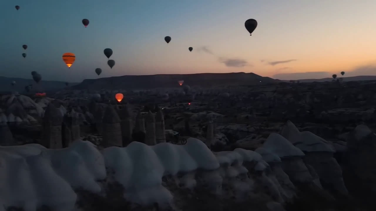 落日时分，在土耳其卡帕多西亚自然地貌的中心地带……|土耳其_新浪新闻