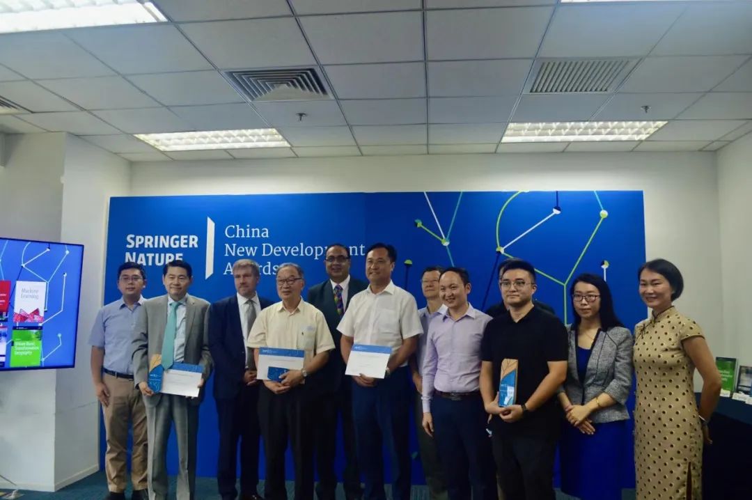 CCG《共识还是冲突？》荣获国际奖项：“中国新发展奖”|CCG|共识还是冲突？|中国_新浪新闻