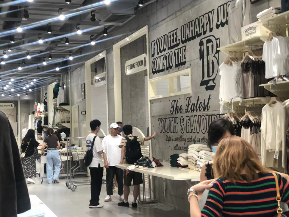 探访快时尚品牌「Basement FG」：主打均码服装、每天保持上新，现场提袋率约90%__财经头条