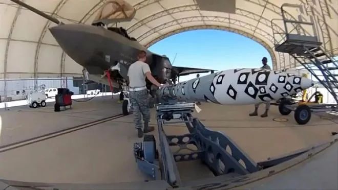 誓要超越中国PL-15！美军AIM-260横空出世，最强空空导弹易主？丨大伊万短评|PL-15|美军|伊万_新浪新闻