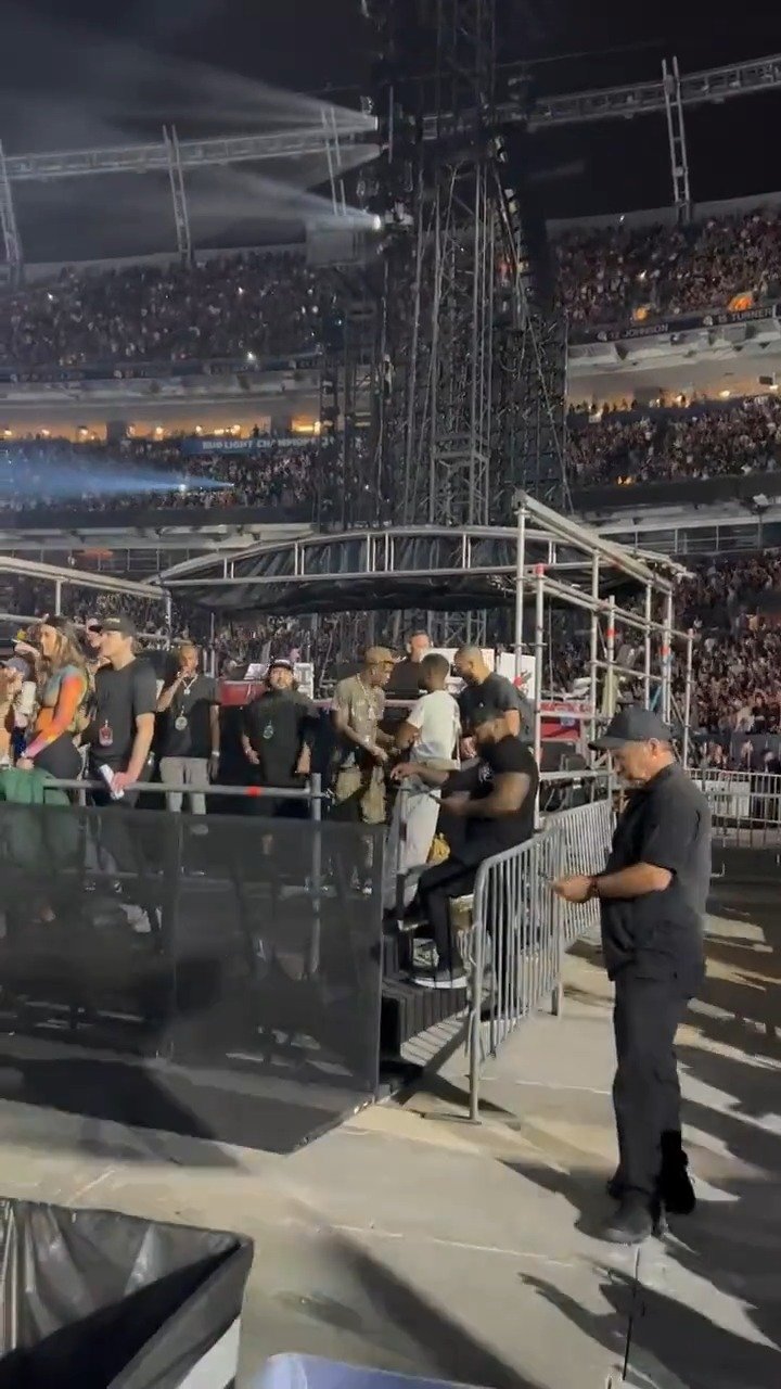 Travis Scott 去看了 The Weeknd的演唱会_新浪新闻