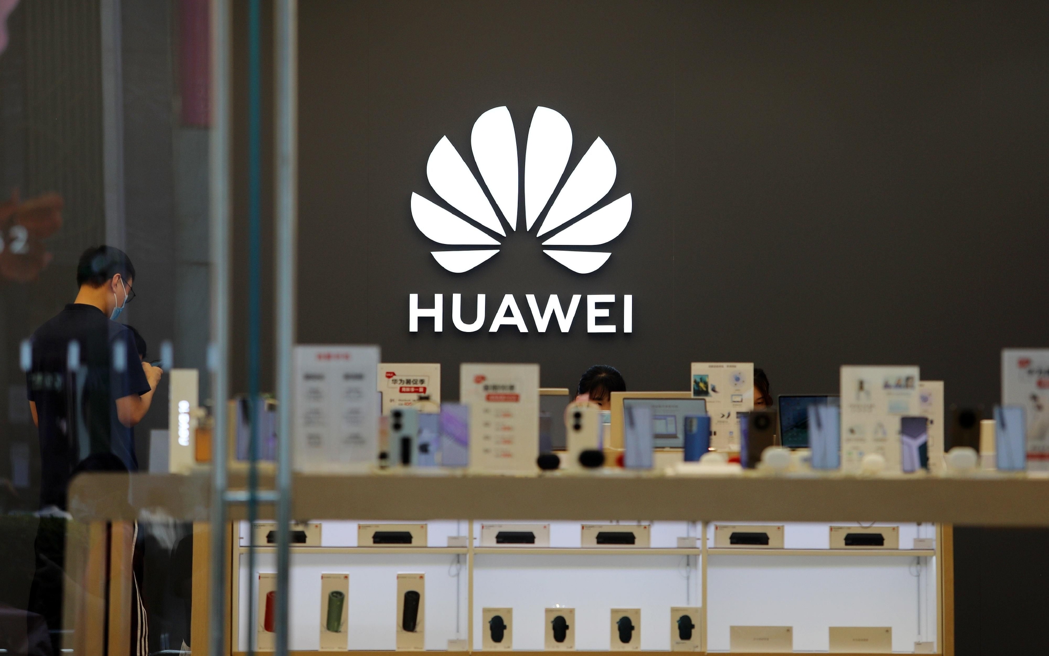 媒体：华为30岁以下员工仅28%，35岁并非职场天花板_新浪新闻