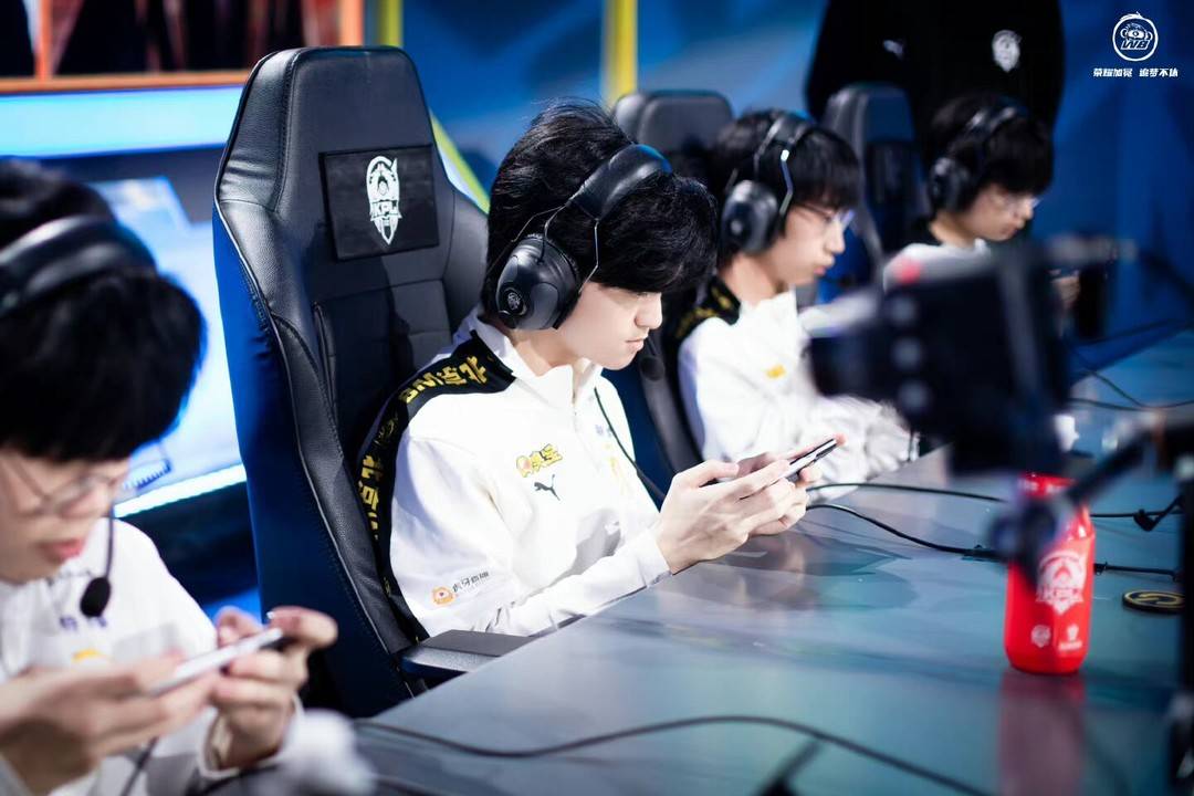 KPL封面观察｜北京WB不敌重庆狼队 “狼星”再会师胜者组决赛__财经头条