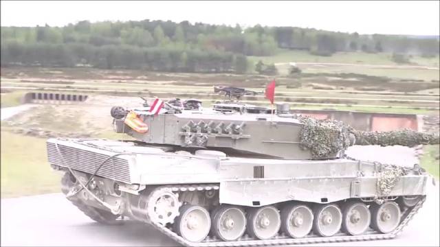 豹2A4坦克的炮塔换装成瑞士研发的钛合金装甲|瑞士_新浪新闻
