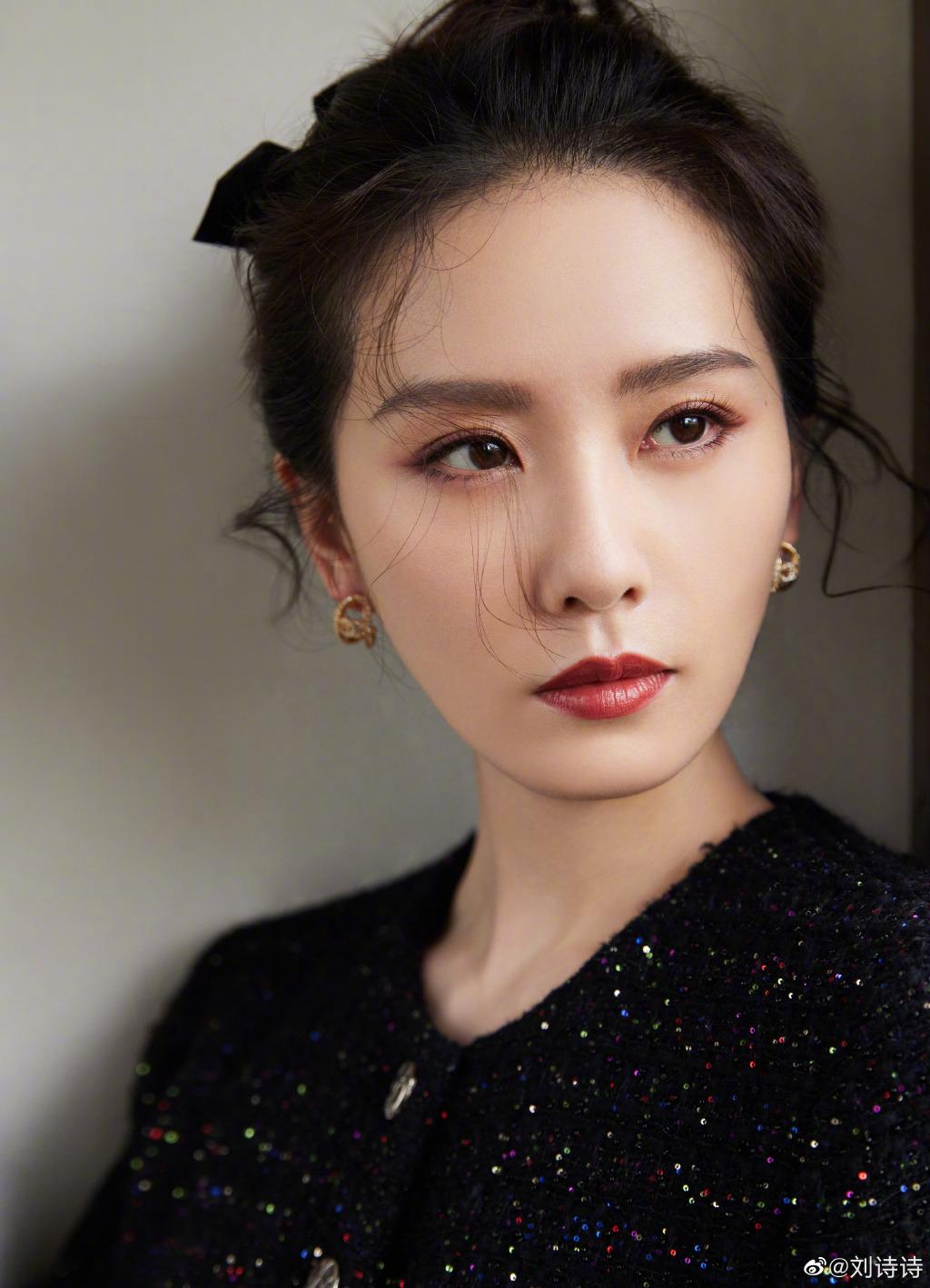 刘诗诗分享秋日美照，五官精致不惧怼脸拍|刘诗诗|五官|彩妆_新浪新闻