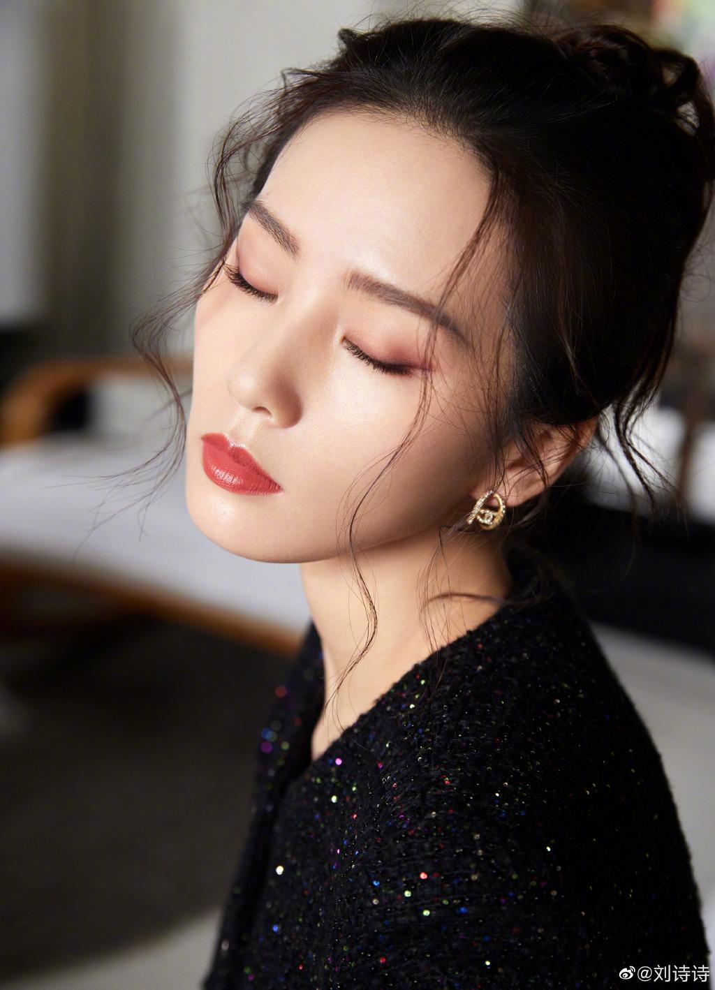 刘诗诗分享秋日美照，五官精致不惧怼脸拍|刘诗诗|五官|彩妆_新浪新闻