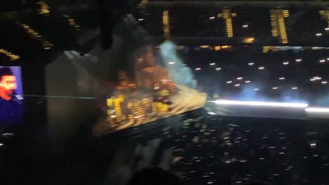 The Weeknd在洛杉矶演唱会第二站进行不久……_新浪新闻