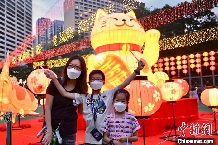 中秋节香港市民于维园赏花灯共度佳节__财经头条