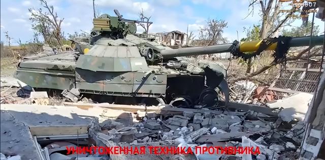 战斗激烈！乌克兰步坦协同进攻俄防线，T64BM主战坦克被打爆|布洛特|主战坦克|俄军_新浪新闻