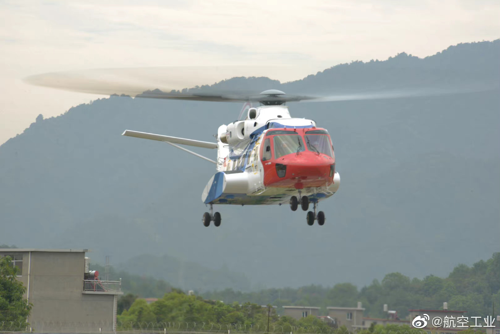 AC313A直升机第二架样机首飞__财经头条