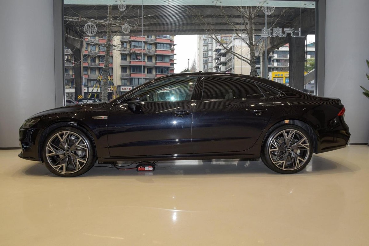 战斗车身+3.0T发动机，上汽奥迪A7L实现“007”风范-新浪汽车