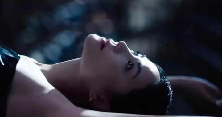 53岁王菲拍性感广告！穿抹胸裙躺地上曲线妙曼，眼神风情气场强大|2046|王菲|王靖雯_新浪新闻