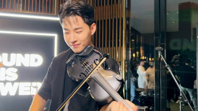 既然大家这么喜欢@刘宪华Henry-Lau 现场即兴表演“斗”音乐……|_新浪新闻