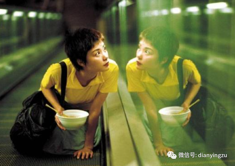 53岁王菲拍性感广告！穿抹胸裙躺地上曲线妙曼，眼神风情气场强大|2046|王菲|王靖雯_新浪新闻