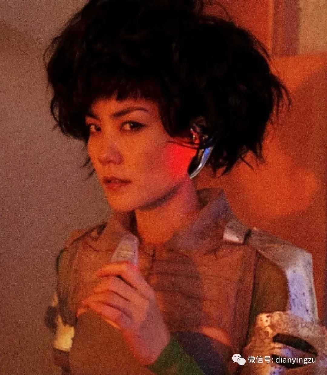 53岁王菲拍性感广告！穿抹胸裙躺地上曲线妙曼，眼神风情气场强大|2046|王菲|王靖雯_新浪新闻