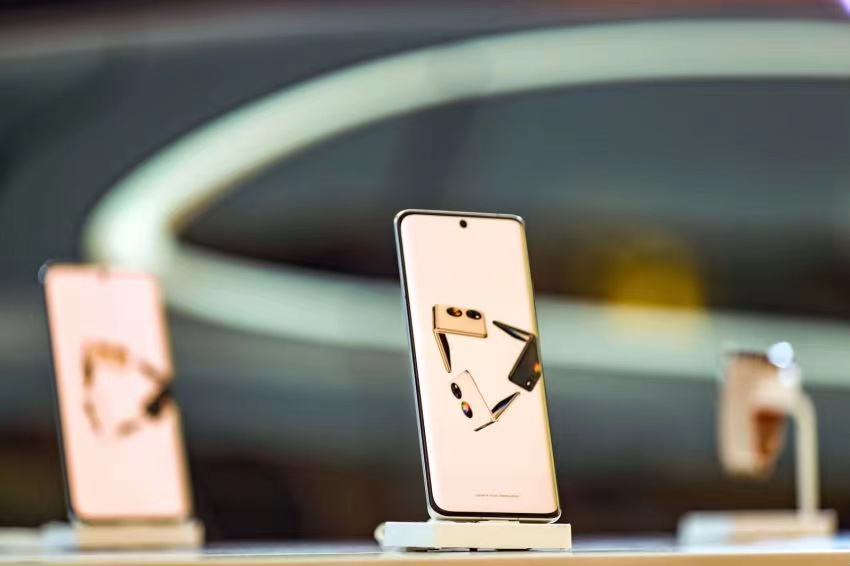 华为Mate50携手AITO问界M5 EV 亮相北京时装周__财经头条