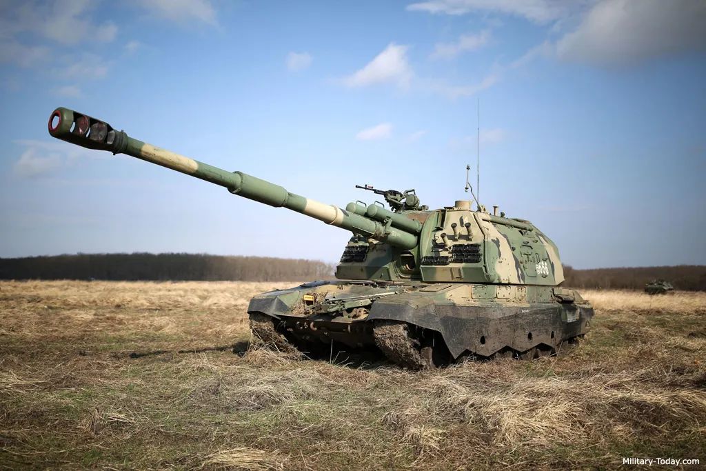 俄军撤退扔下的自行火炮，外形普通，内部却经历大升级__财经头条